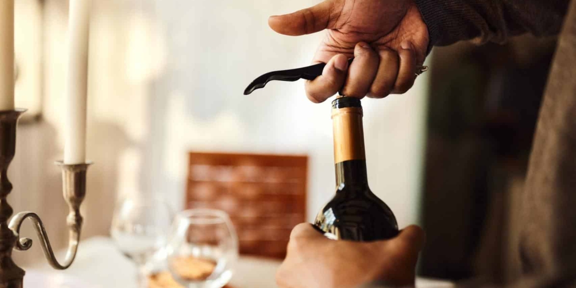 Descubre cómo abrir botellas de vino con una plancha, el ingenioso ...
