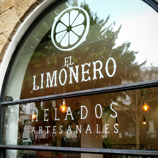 Heladeria Bolas: Deliciosos helados artesanales en la encantadora Plaza ...