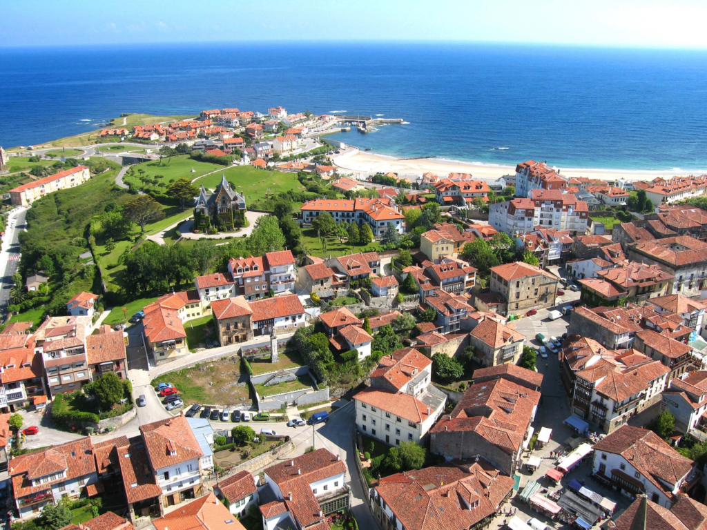 Comillas, el lugar donde playa, palacios y arquitectura modernista ...